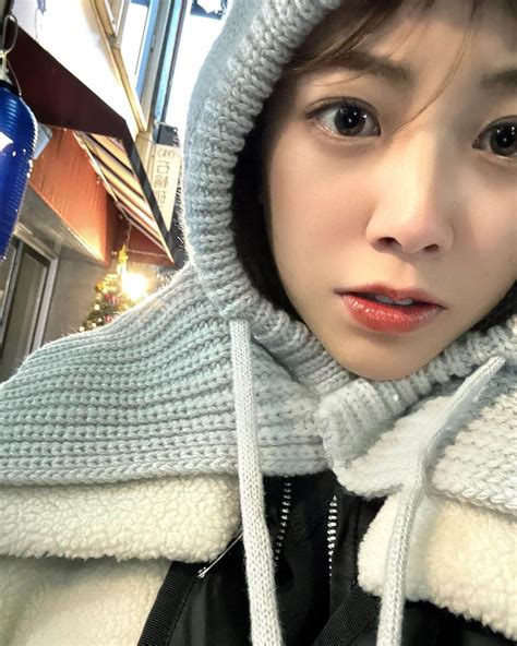中川絵美里さんのインスタグラム写真 中川絵美里Instagram 仕事で北海道に来ています 列に並んでいたら雪が降ってきまし