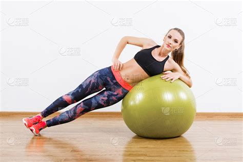 运动锻炼身体的女孩