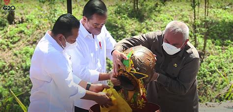 Presiden Jokowi Tuangkan Tanah Dan Air Dari Kutai Kartanegara Di Titik Nol Ibu Kota Nusantara