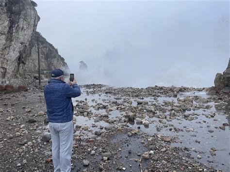 Soğuk aniden bastırdı Tüm illerde yağış ve fırtına var Denizde dev dalgalar oluştu