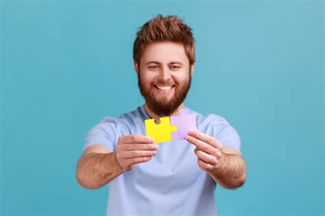 퍼즐의 다른 다채로운 조각에 결합 하는 남자 올바른 솔루션을 만들기 협회를 만드는 지그소 퍼즐에 대한 스톡 사진 및 기타 이미지