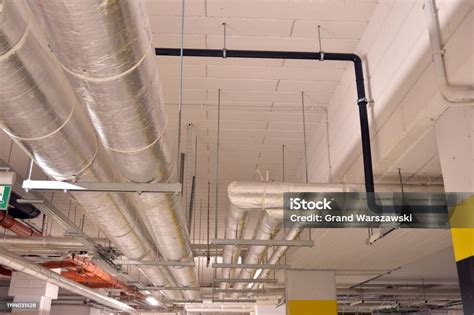 수도관과 케이블 트레이는 건물 천장 아래에서 실행됩니다 방울에 대한 스톡 사진 및 기타 이미지 방울 천장 케이블 Istock