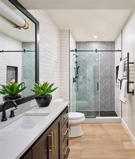 Aménager une étroite petite salle de bain en longueur conseils et idées