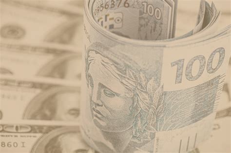 브라질에서 백 Reais 지폐를 둘러싼 미국 돈 세계 시장에서 낮은 현실의 개념 0명에 대한 스톡 사진 및 기타 이미지 0명