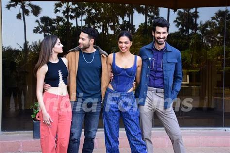 Ananya Panday Dhairya Karwa Siddhant Chaturvedi And Deepika Padukone