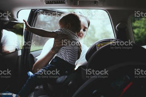 카시트에 있는 어머니와 아기 2명에 대한 스톡 사진 및 기타 이미지 2명 교육 교통수단 Istock