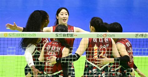 선두 싸움 모른다 현대건설 흥국생명 셧아웃 완파→3점 차 맹추격 고예림위파위 25점 합작 수원 현장리뷰