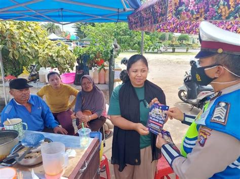 Satlantas Polres Kobar Bagikan Brosur Sosialisasikan Operasi Patuh
