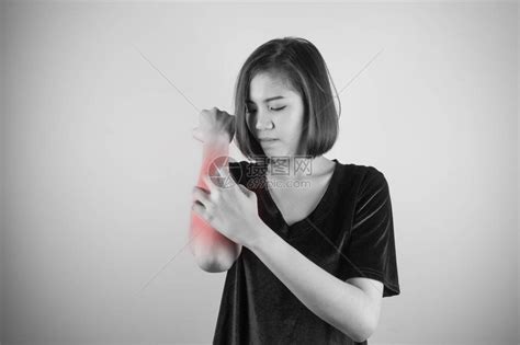 妇女用手抓痒手伸直保高清图片下载 正版图片502662799 摄图网