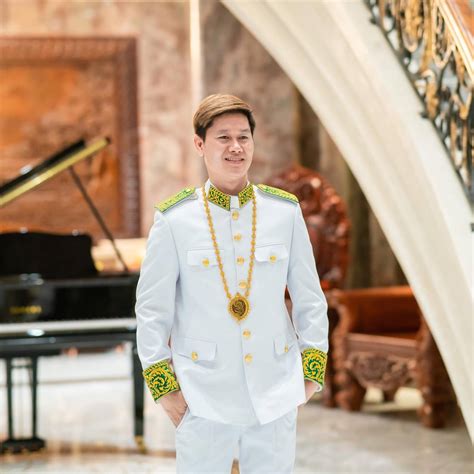 ឧកញ៉ា អុឹង គីមហុង ចែកស្បែកជើងជូនដល់ពលរដ្ឋដែលជិះកាត់ភូមិគ្រឹះរបស់ខ្លួន