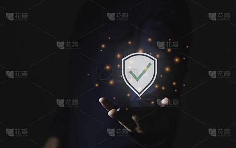 带有安全图标的手持智能手机