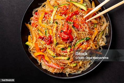 쉬운 잡채 고구마 전분으로 만든 한국 유리 국수 야채와 함께 볶음 호박 피망 당근 참깨 평면도 채식 음식에 대한 스톡 사진 및 기타 이미지 Istock