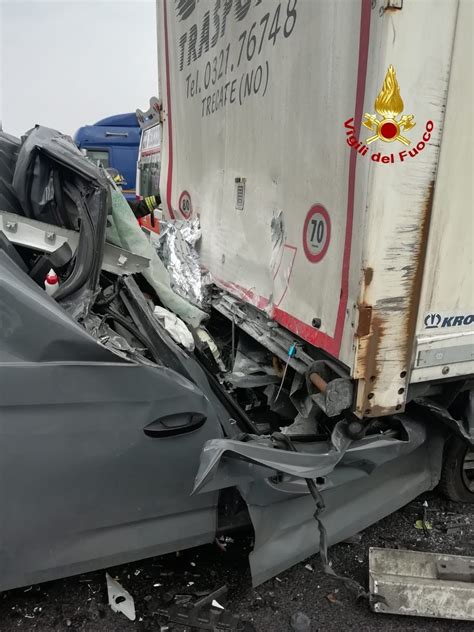 Incidente Stradale Sull Autostrada A4 Auto Rimane Schiacciata Sotto Un Camion Un Morto
