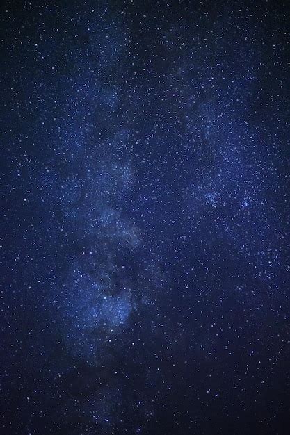 우주에 별과 우주 먼지가 있는 별이 빛나는 밤하늘 은하수 프리미엄 사진
