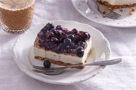 Osvežilna poletna zdrava sladica borovničeve cheesecake kocke