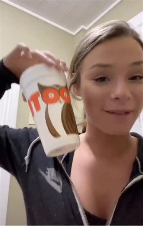 Im A Hooters Girl The Strict Hair And Nails Rules I Follow And Uniform