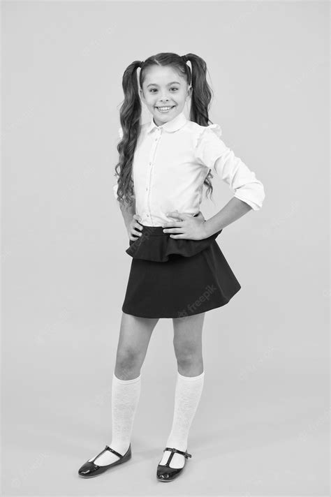 Estudiante Niño Pequeño Alumna Sobre Fondo Amarillo Regreso A La