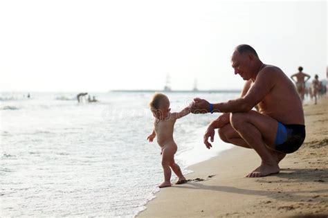 Abuelo Y Nieto Sonrientes Que Juegan En El Mar Foto De Archivo Imagen