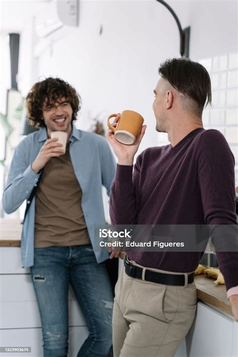 게이 커플 커피를 마시고 부엌에서 대화를 아침에 현대 가정에서 두 남자 친구 20 24세에 대한 스톡 사진 및 기타 이미지 20 24세 2명 Lgbtqia 문화