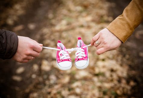20 Maternity Photo Props Accessories For Pregnancy Photoshoot