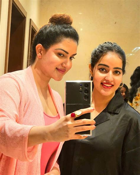 ര ണ്ടു പേ രും സ ഹോ ദ രി മാ രെ പ്പോ ലെ ഹ ണി റോ സി നൊ പ്പം മാ ള വി ക യും