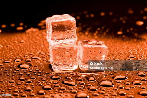 赤の背景を照明に氷と水のドロップします まぶしいのストックフォトや画像を多数ご用意 まぶしい スタジオ タイ王国 Istock