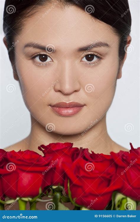 Muchacha Japonesa Hermosa Con Las Rosas Imagen De Archivo Imagen De Manojo Estudio