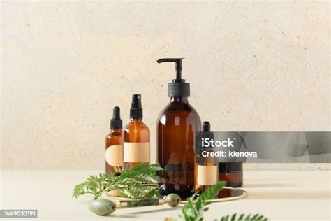 베이지색 배경에 호박색 유리병 비누 액체 샴푸 또는 샤워 젤 혈청 에센셜 오일 노화 방지 제품 포장 디자인 생활필수품에 대한 스톡 사진 및 기타 이미지 Istock