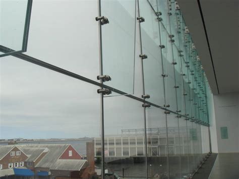 กระจกบานเปลือย