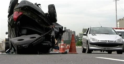 G1 Motorista que fez carro capotar em SP deu diferentes versões de