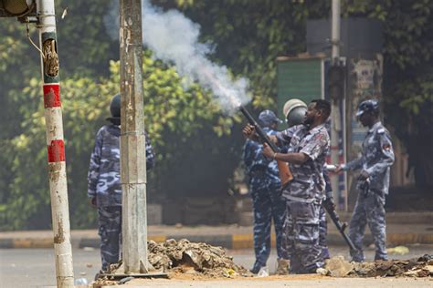 السودان الشرطة تطلق الغاز المسيل للدموع لتفريق تظاهرات ضد الانقلاب