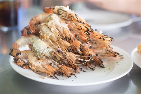 불에 탄 새우 또는 구운 새우는 태국 바다 음식 소스와 함께 먹는 매우 맛있는 갑각류에 대한 스톡 사진 및 기타 이미지