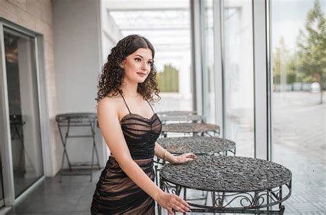Potret Seorang Gadis Prom Cantik Berdiri Di Dekat Meja Bar Mengenakan