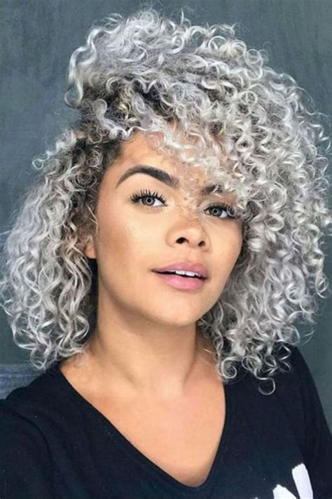 Cheveux Gris Les Coiffures Qui Ne Font Pas Mamie Silver White Hair Grey Curly Hair Natural