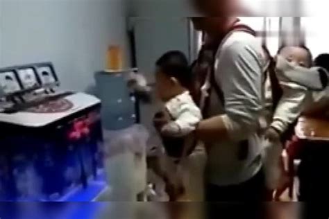 宝爸那样教双胞胎兄弟跳舞，下一秒小家伙小腿反应，超萌超可爱