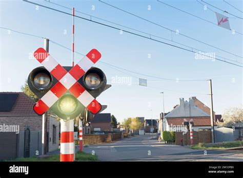 Ampel für Eisenbahn Gelbes Signal an der Kreuzung Der Weg ist