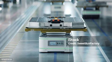 산업 환경에서의 무인 운반차 자율 Agv는 첨단 스마트 팩토리의 Ev 생산 라인에서 배터리 팩을 운송합니다 전기 자동차 제조
