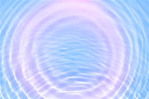 세럼 또는 물 질감이 닫힙니다 파란색 보라색 및 분홍색 그라데이션 액체 젤 배경 투명한 뷰티 스킨케어 샘플 물 맑은 투명 배경입니다 복사 공간이 있는 배너입니다 그라데이션에