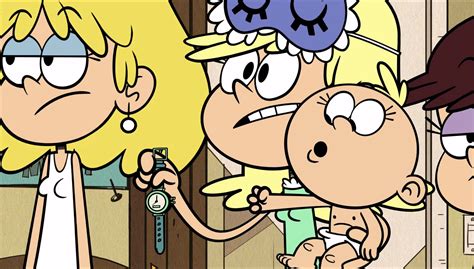 Image S1e23a Leni Holds A Watch Png The Loud House Encyclopedia