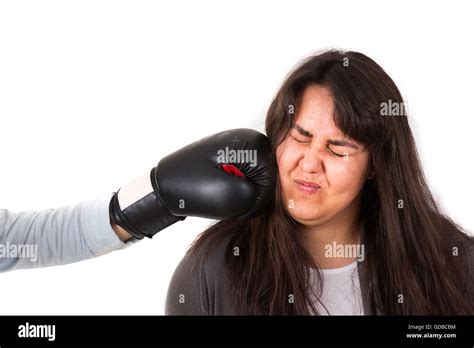 Fat Mujer Recibiendo Un Golpe En La Cara Con El Guante De Boxeo Fondo