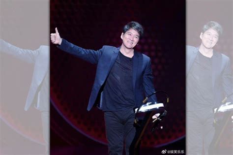 周華健參加拼盤演唱會離場不慎滑倒重摔 表情痛苦急送醫 Ftnn 新聞網