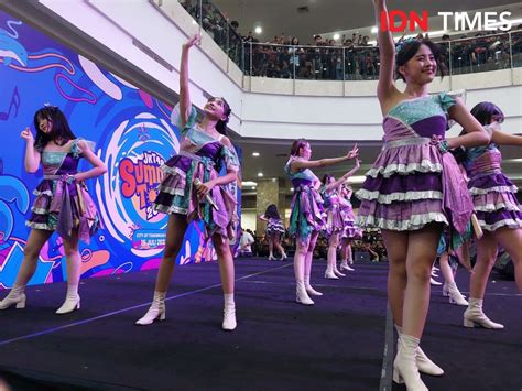 Potret JKT Summer Tour Surabaya Tiga Lantai Penuh