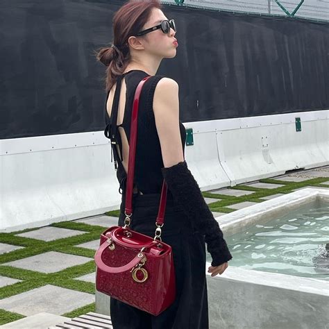 จับตาดู Han So Hee เมื่อเธอโพสต์ภาพกับกระเป๋ารุ่นคลาสสิกของ Dior