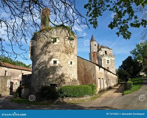 Altes Mittelalterliches Schloss Stockfoto Bild von glänzend blau