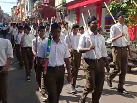 शहर के लोगों ने फूल बरसाएं स्वागत किया The People Of The City