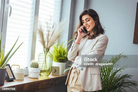 현대 정장을 입고 스마트 폰을 말하는 아름다운 비즈니스 여성 30 39세에 대한 스톡 사진 및 기타 이미지 30 39세 35 39세 Brand Name Smart