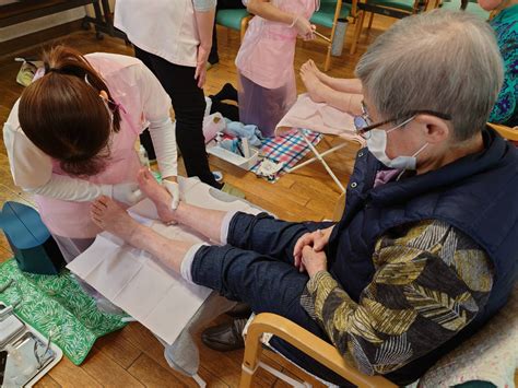 デイサービスで足のお手入れ ｜ 社会福祉法人 横浜社会福祉協会