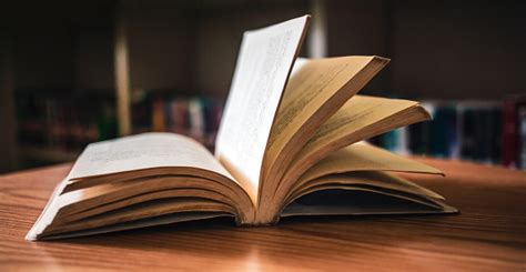빈티지 스타일 독서대 창문과 학교 교실 배경의 책꽂이 복도에서 빛이 들어오는 도서관의 펼쳐진 책이나 교과서 빈티지 스타일 교육