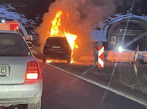 Кола пламна на входа на тунела „Топли дол” ВИДЕО Информационна агенция ПИК