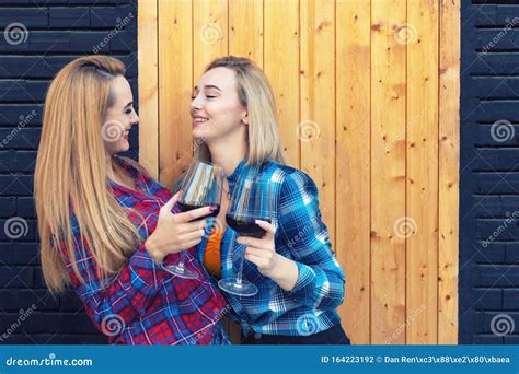 Donna Che Flirta Con La Sua Ragazza Mentre Beve Un Bicchiere Di Vino Rosso Fotografia Stock